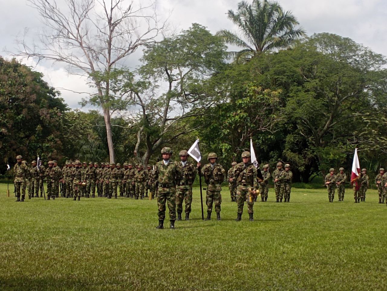 Ceremonia de Juramento de bandera de soldados voluntarios en Neiva ...