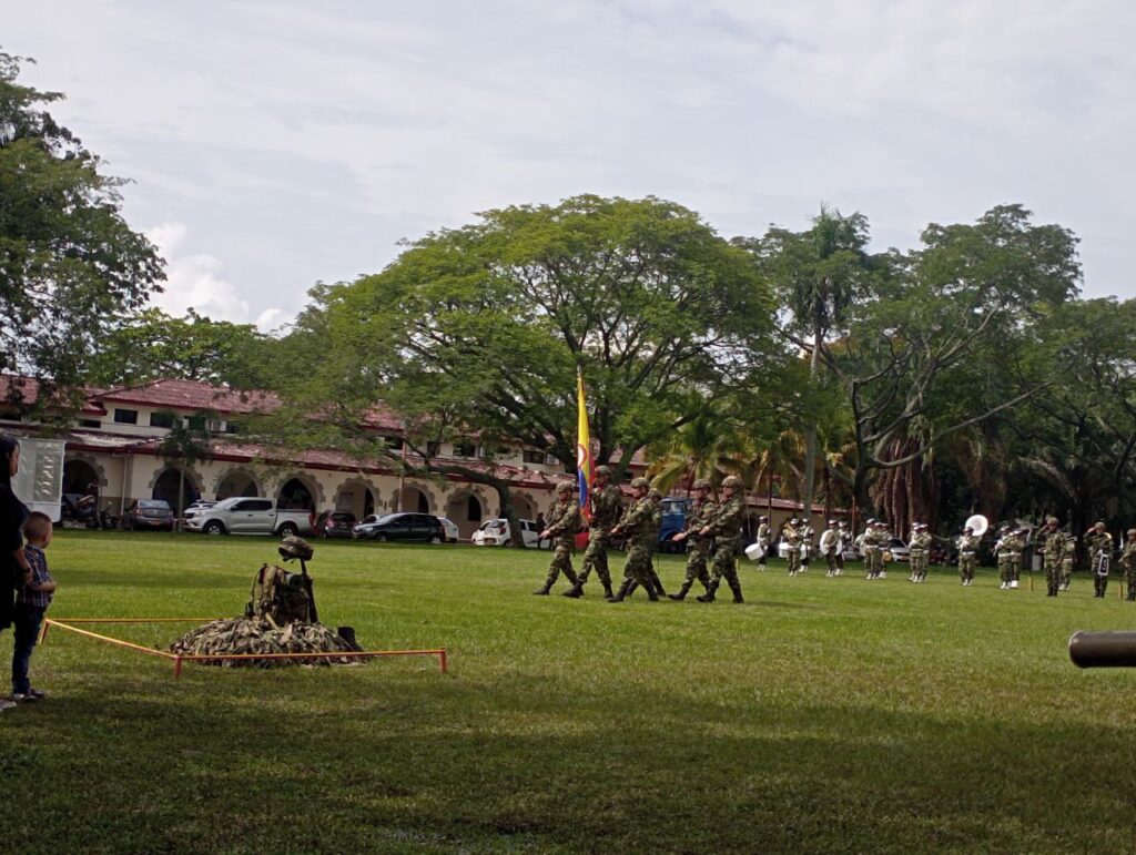 Ceremonia de Juramento de bandera de soldados voluntarios en Neiva ...